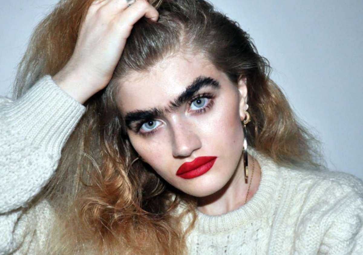 Are o singura spranceana, refuza sa se penseze, dar are si o explicatie ...